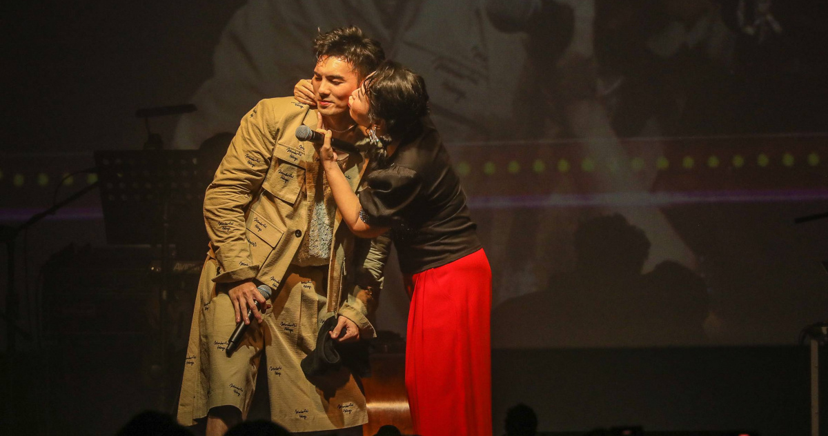 同台力挺黃偉晉 張秀卿公開揩油「親弟弟」 | 娛樂 | CTWANT