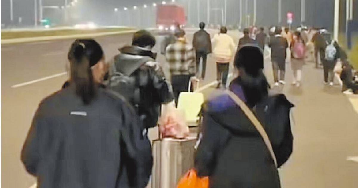 鄭州富士康員工傳為躲避疫情 徒步離廠 | 國際 | CTWANT