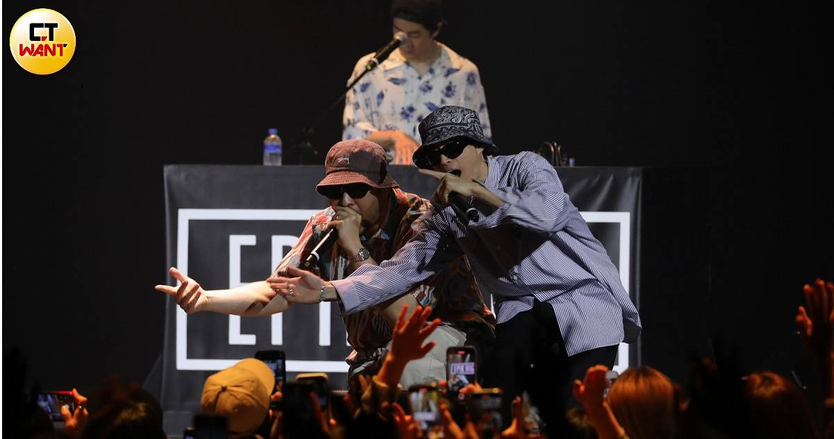 Epik High邊開唱邊簽名 DJ Tukutz熱舞帥完秒扶腰 | 娛樂 | CTWANT