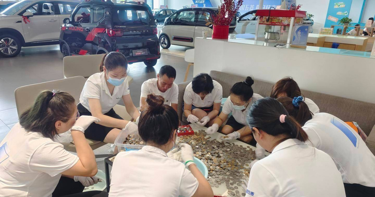 男子買車拿「4萬枚硬幣」付錢 9員工花3hr分類：客戶就是上帝 | 國際 | CTWANT