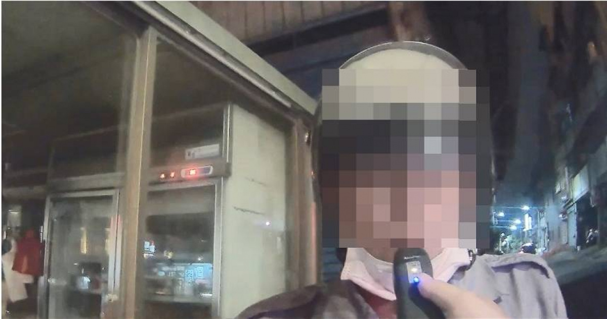 怎麼連話都說不清楚！ 男騎車抽菸遭警察攔查結果酒駕GG了 | 社會 | CTWANT