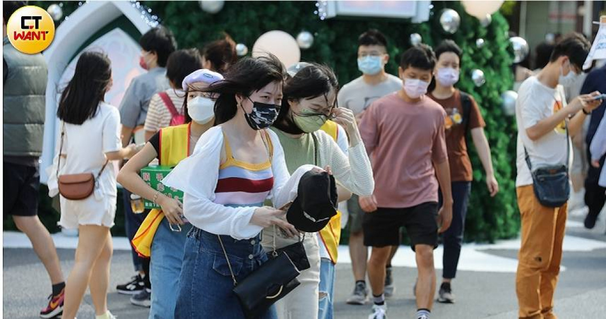 戶外口罩鬆綁 媽卻因「這原因」要女兒繼續戴 | 生活 | CTWANT