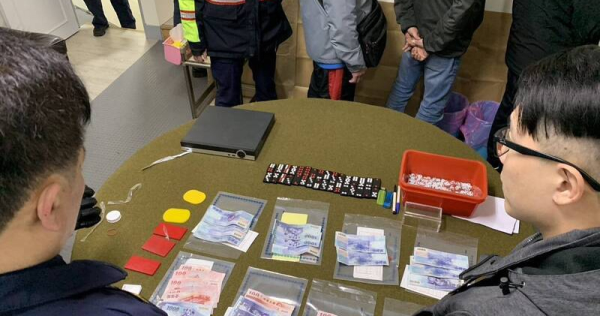 員警攻堅還在玩！天九牌賭場初一開業「賺紅包」 賭客加負責人到警局過年 | 社會 | CTWANT