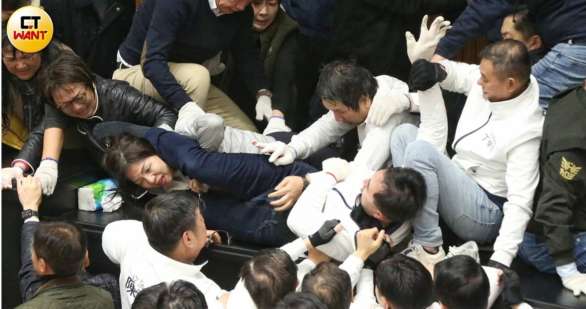 選罷法修正案三讀 范雲：藍白花二小時把罷免權沒收 | 政治 | CTWANT