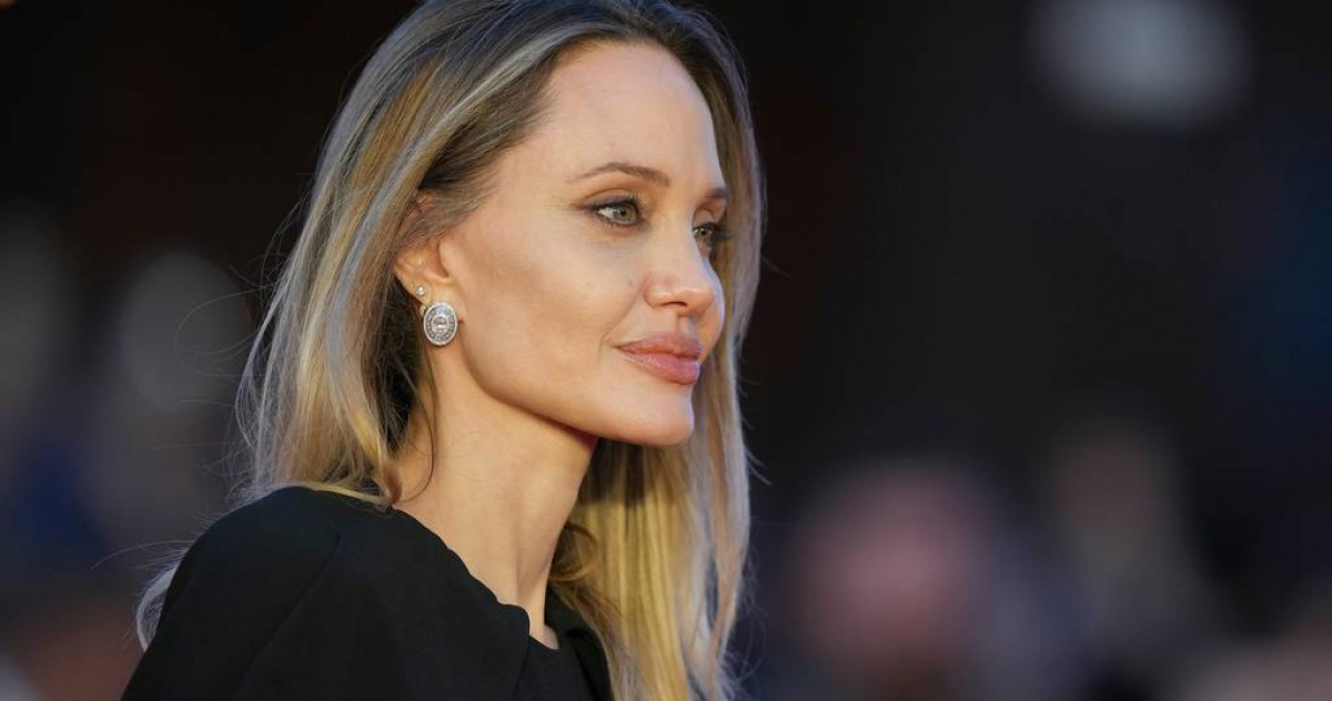 人道訪問遇徵兵令？裘莉赴烏探視前線兒童 隨行司機當場被徵兵單位帶走 | 娛樂 | CTWANT