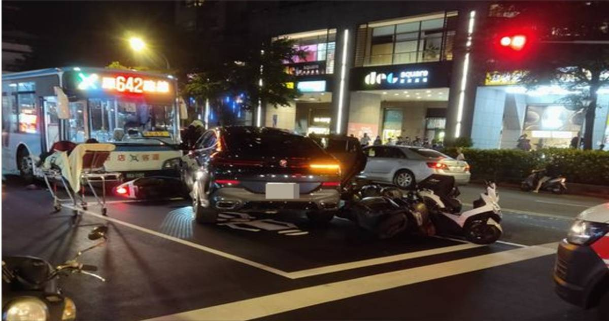 BMW逆向狠撞！等紅燈4騎士倒地…1人OHCA搶救中 | 社會 | CTWANT