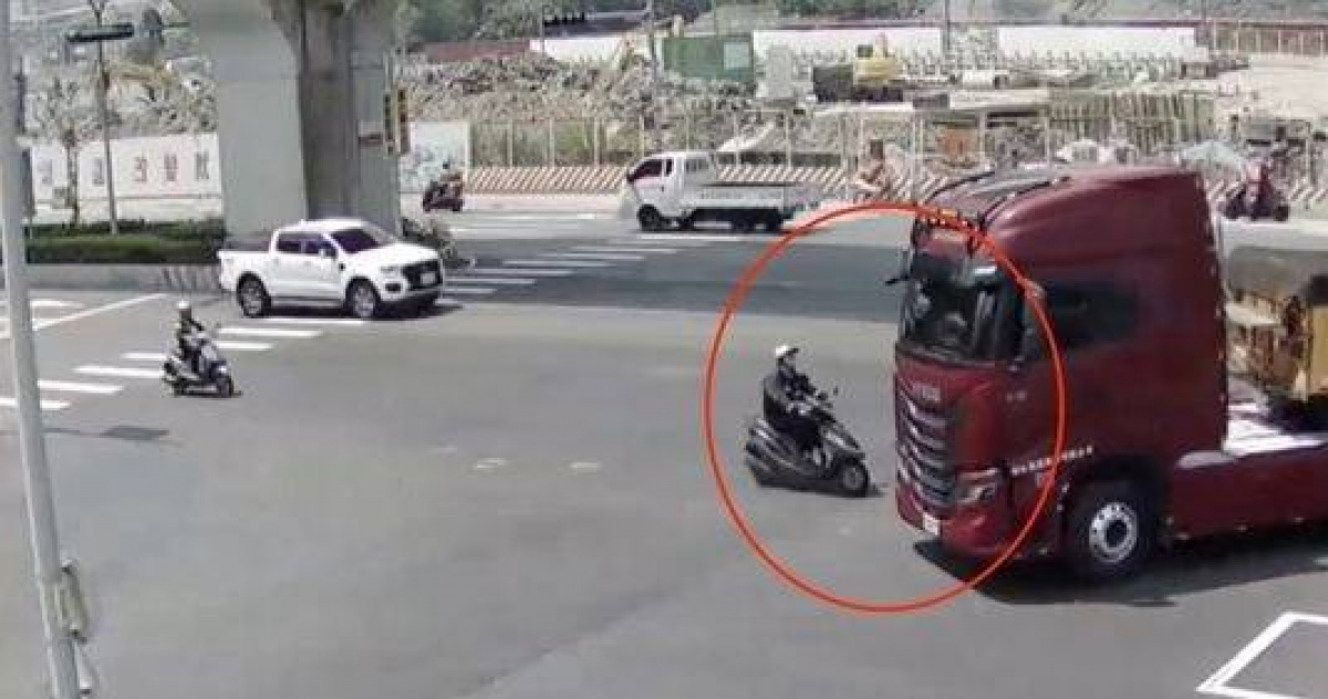 聯結車違規左轉害命險奪命！ 機車騎士遭撞飛搶救後奇蹟生還 | 社會 | CTWANT