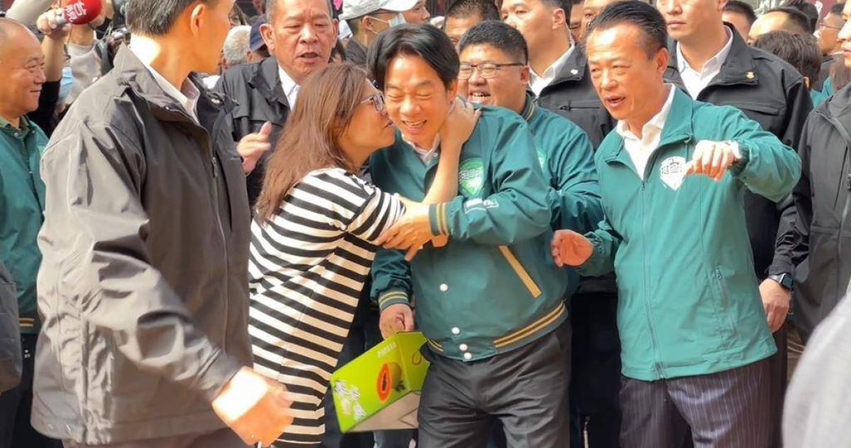 賴清德拜票突遭女子強吻 他露尷尬笑容、身邊維安傻眼來不及阻止 | 政治 | CTWANT