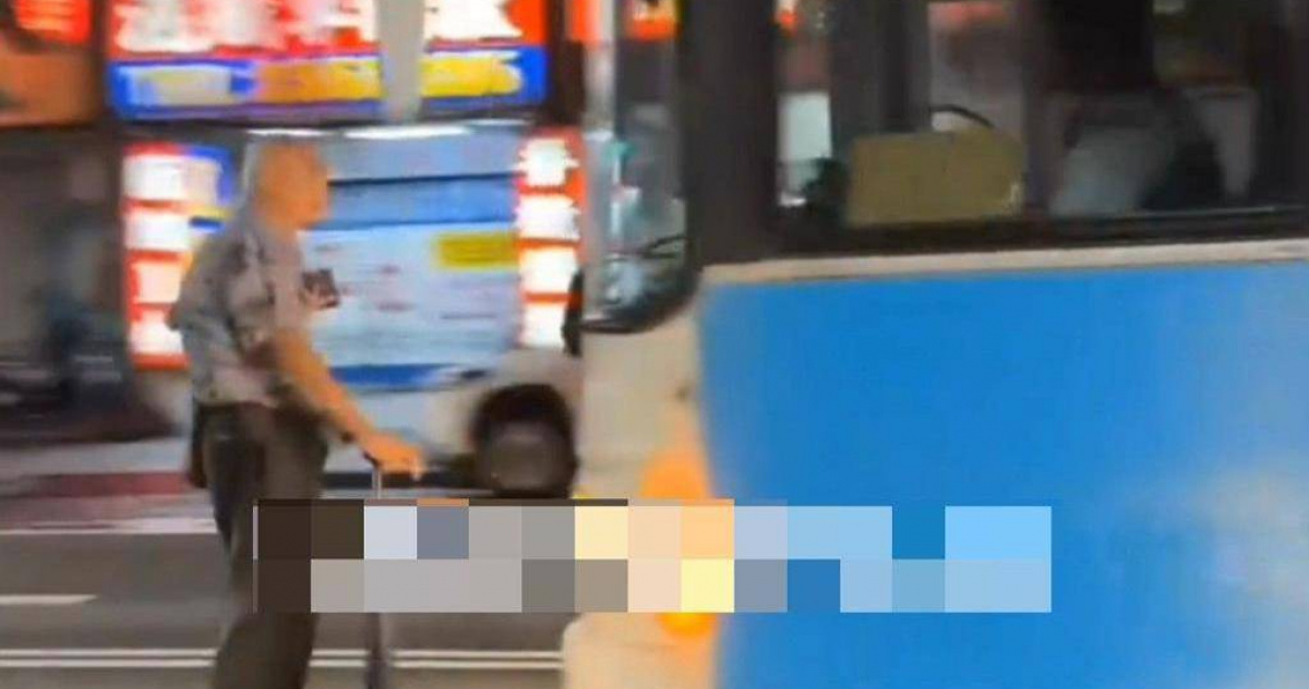 沒注意要搭車！68歲翁肉身擋公車5分鐘 司機遭開罰扣款 | 社會 | CTWANT
