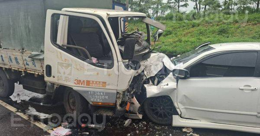 高雄河堤路迎面猛撞 小貨車白轎車貼合3人重傷 | 社會 | CTWANT