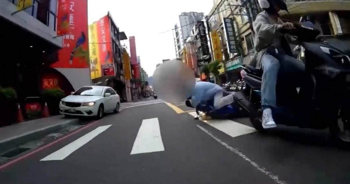 又是三寶！中和騎士「鬼切追撞」釀意外 四腳朝天狼狽摔落地 | 社會 | CTWANT