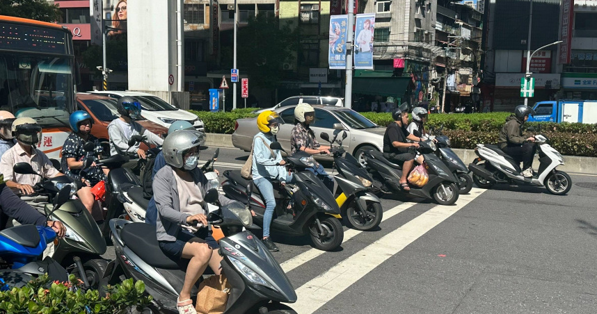 騎車停路邊滑手機被開單！他「少一動作」1000元秒飛好無奈 | 生活 | CTWANT