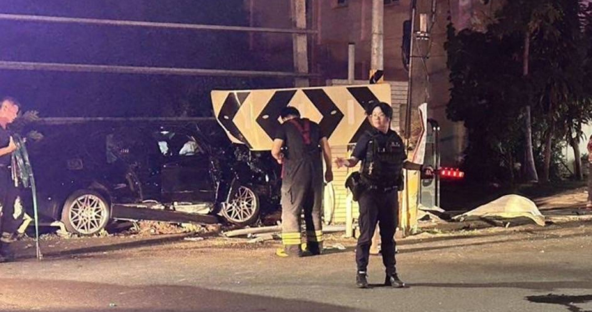 高雄凌晨嚴重車禍！轎車自撞號誌桿釀2傷 越南籍女OHCA送醫不治 | 社會 | CTWANT