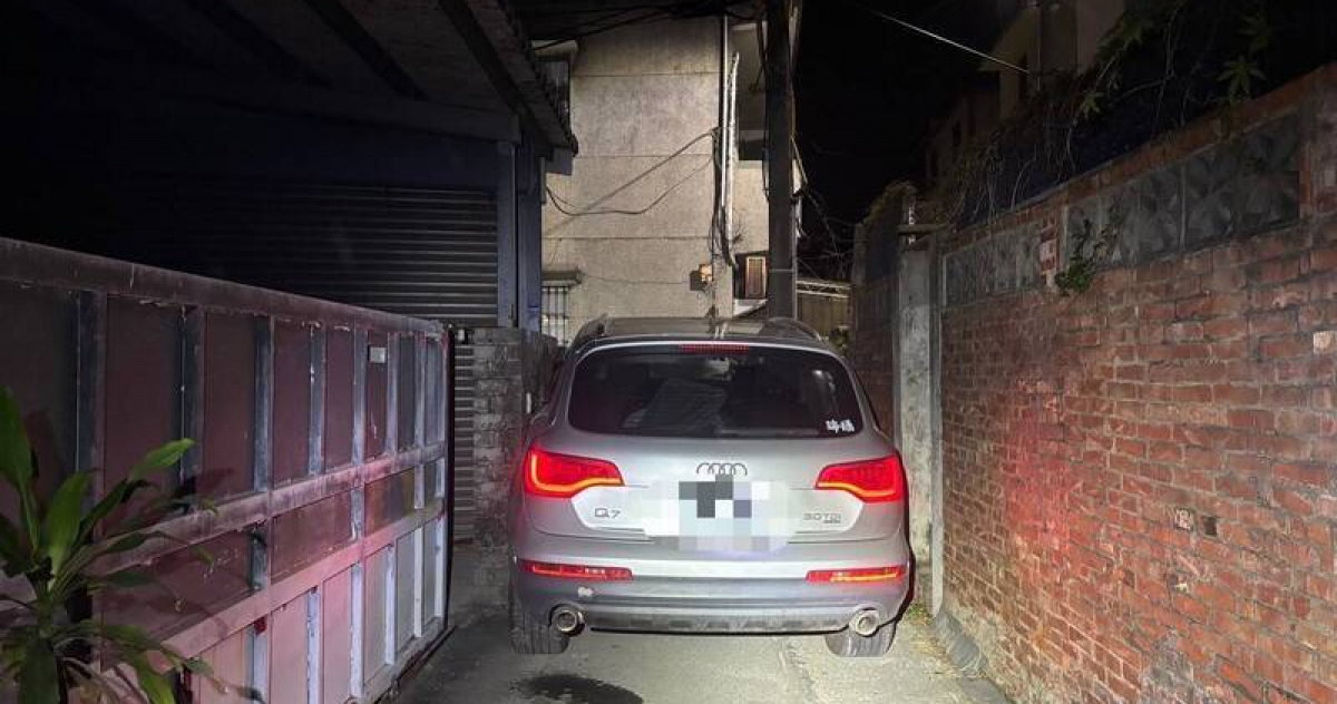 奧迪駕駛心虛拒檢！加速逃逸卡窄巷 車內搜出2毒 | 社會 | CTWANT