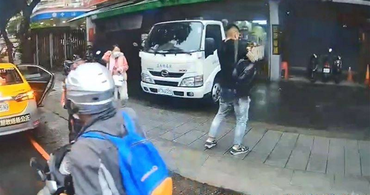 17歲少年掃射當鋪51槍晚間移送少年法庭 槍枝來源「推給過世的人 」 | 社會 | CTWANT