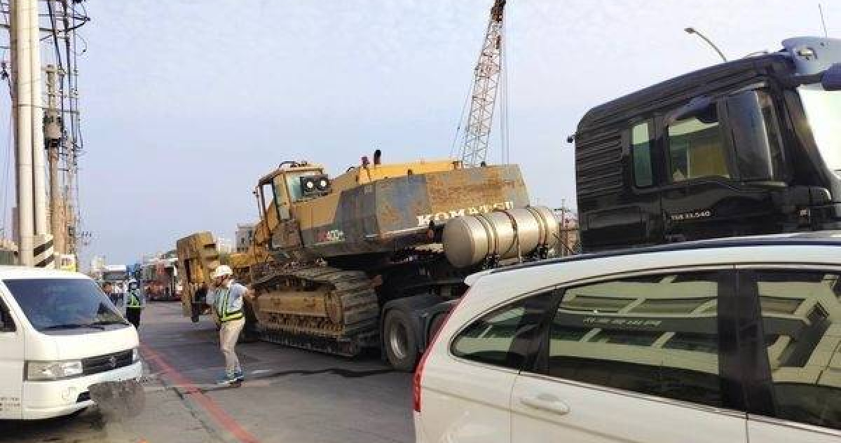 高雄岡山驚現2公尺「大天坑」 拖板車陷落卡路中動彈不得 | 社會 | CTWANT