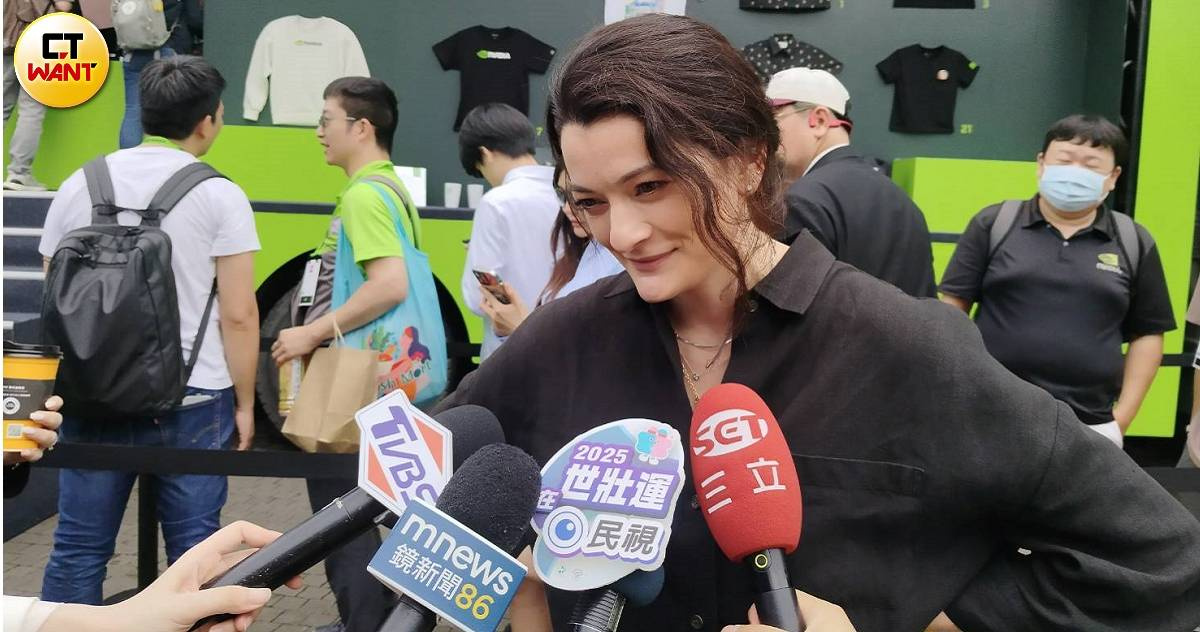 AI新狂潮／公主好美！輝達黃仁勳演講前最美焦點 「最喜歡這禮物」 | 財經 | CTWANT