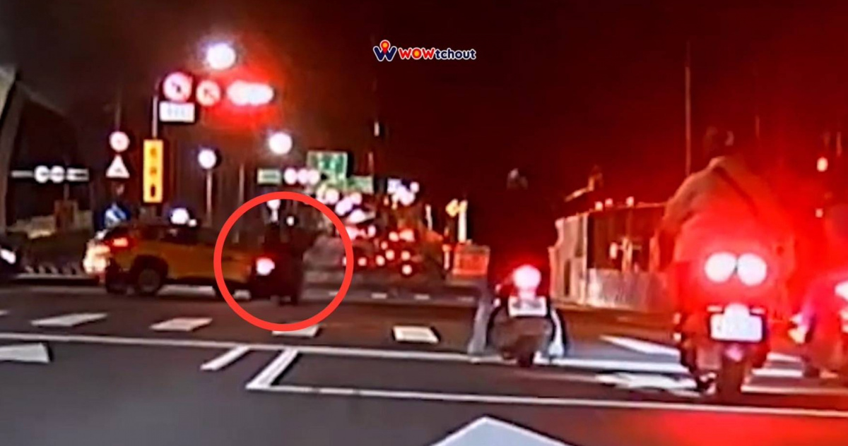 屁孩耍帥騎機車「闖紅燈」撞上小黃 連人帶車噴飛重摔 | 社會 | CTWANT