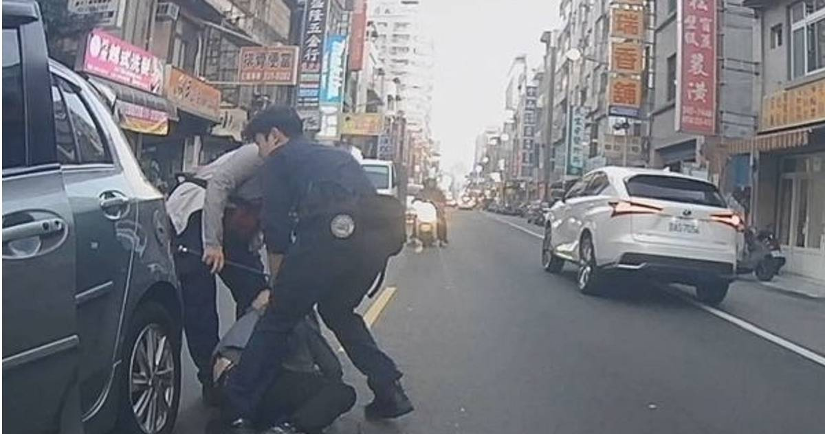 毒駕男撞車逃逸衝撞警車！桃園警圍捕 持槍喝斥強壓逮人 | 社會 | CTWANT