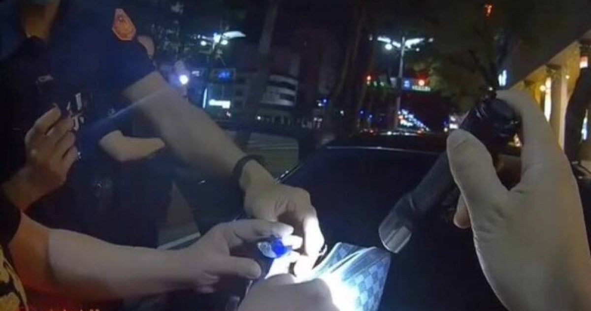 毒蟲因紅燈違規遭盤查 後座飄出怪異塑膠味竟是K他命 | 社會 | CTWANT
