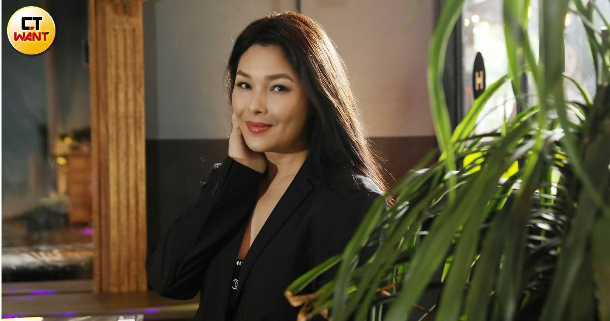 星談心／嚴淑明全裸秀閃鑽美胸慘被說人妖 出生證明被姊姊公佈了 | 娛樂 | CTWANT