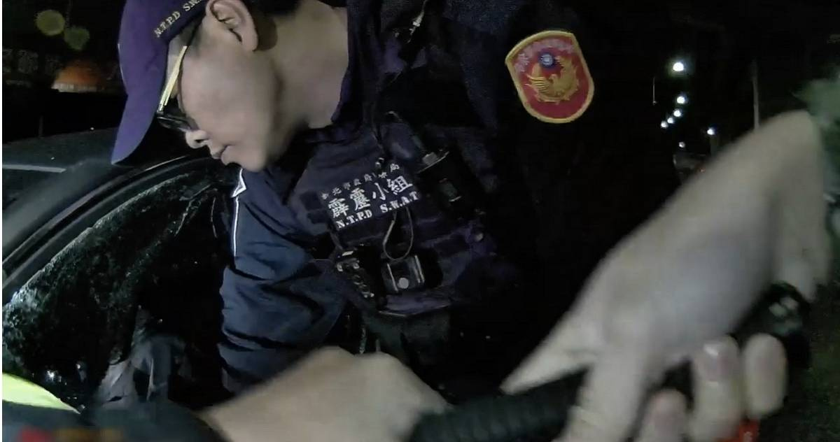 奧迪男開毒趴路上遇路檢通緝身分曝光 他秒關窗下一秒遭槍指頭強拉下車 | 社會 | CTWANT