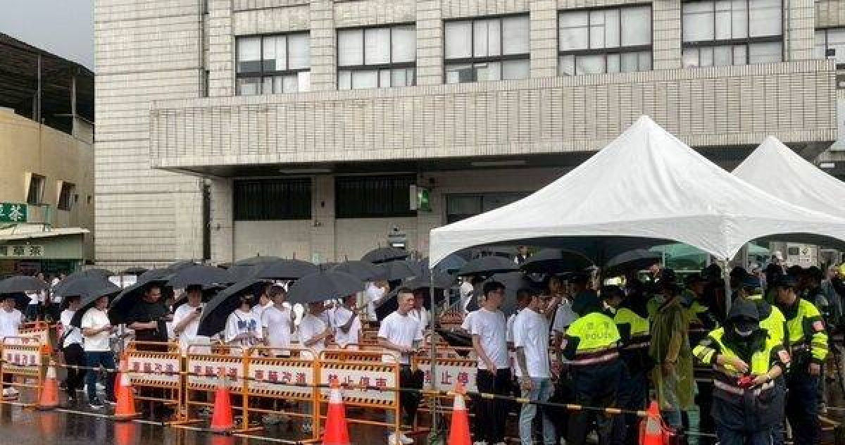 「縱貫線」二把手告別式2000人弔唁 檢警臨檢逮3通緝犯1失蹤人口 | 社會 | CTWANT