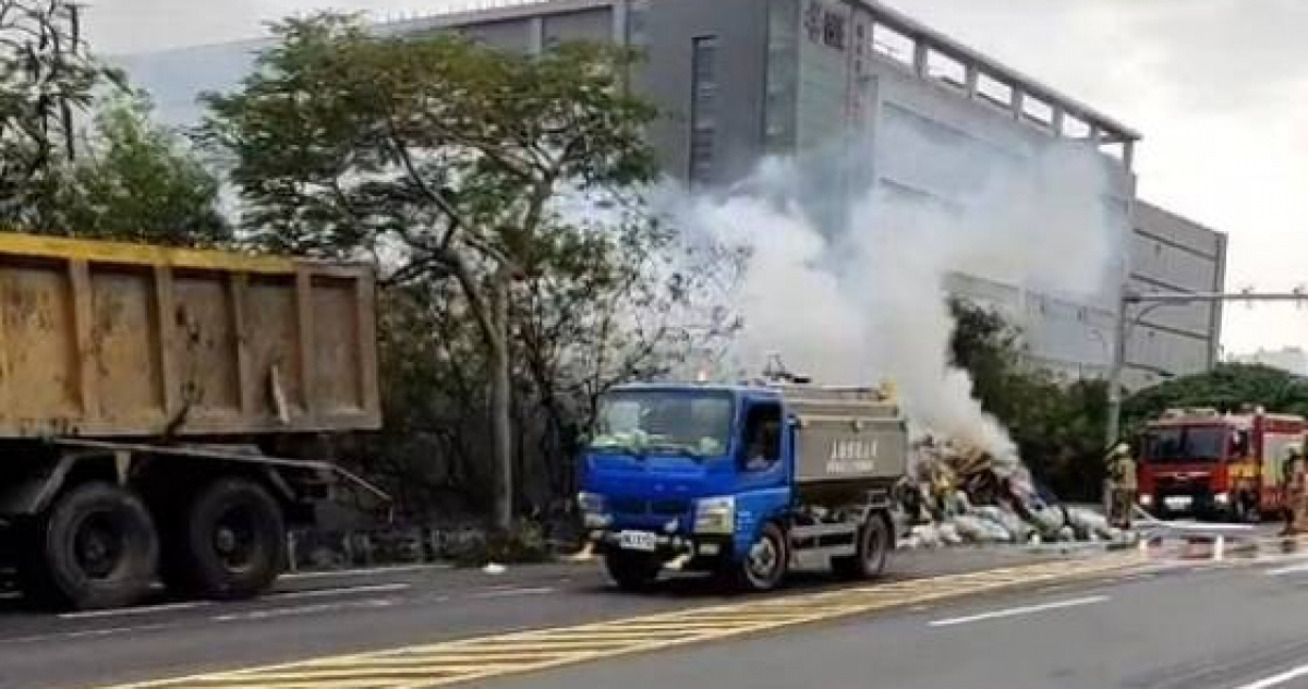 台南垃圾車行進中竄起火舌 疑似丟棄易燃物造成 | 社會 | CTWANT