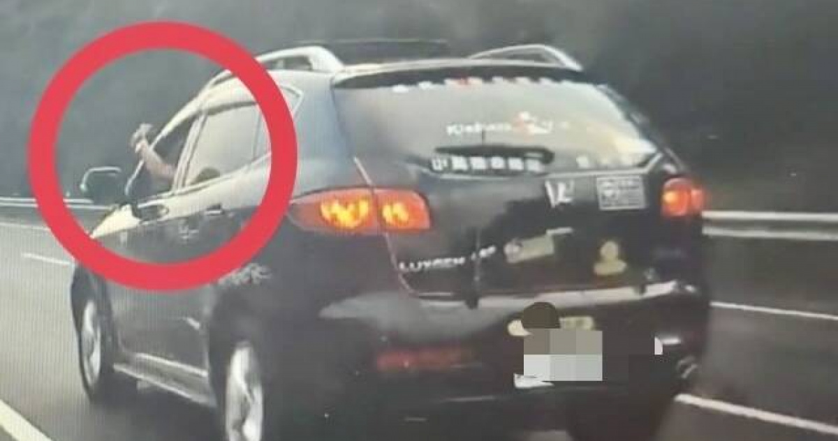國道追車驚魂！黑色休旅車持槍掃射賓士車 驚嚇駕駛全都錄 | 社會 | CTWANT