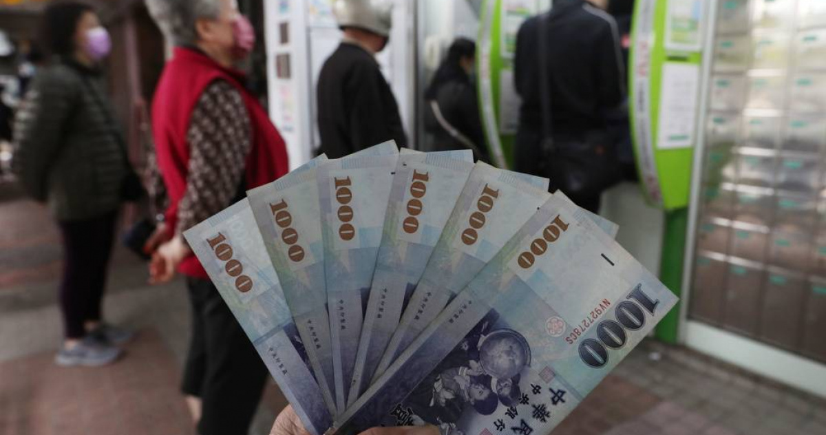 普發6000一入帳 他補摺「存款70萬消失」嚇傻…中華郵政給解答 | 生活 | CTWANT