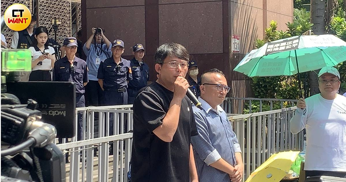 挺柯陣仗浩大！繼學姐黃瀞瑩 黃國昌現身北檢聲援 | 社會 | CTWANT