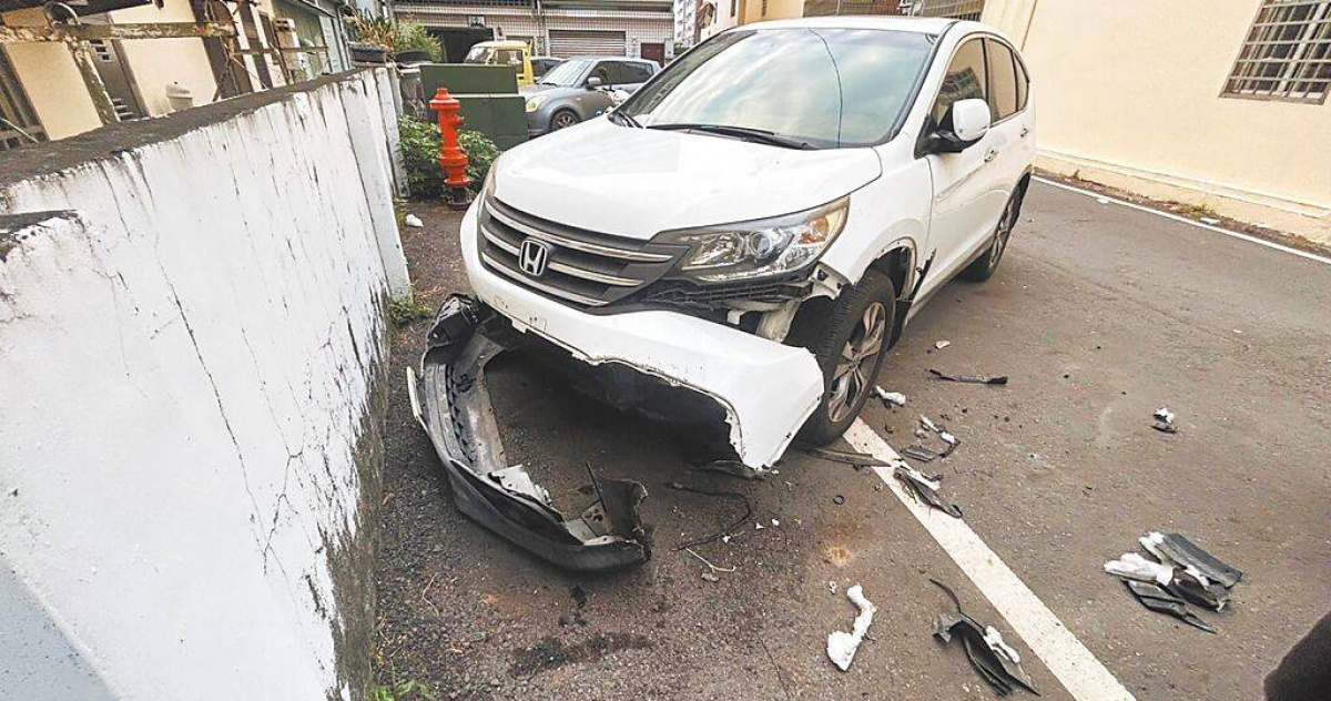 雲林北港現野狗大隊！暴力拆車「咬爛保險桿」 苦主傻眼超無奈 | 社會 | CTWANT