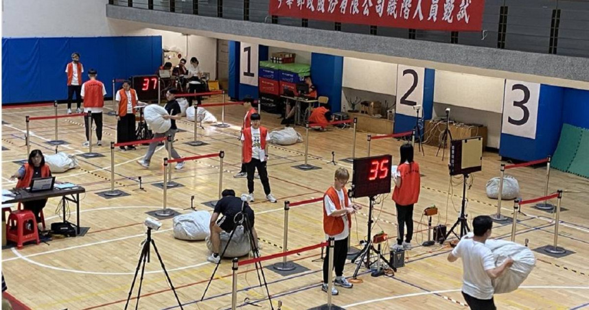 中華郵政今甄選第二試！231名碩、博士瘋搶綠衣鐵飯碗 猛搬30kg郵袋來回狂奔 | 生活 | CTWANT