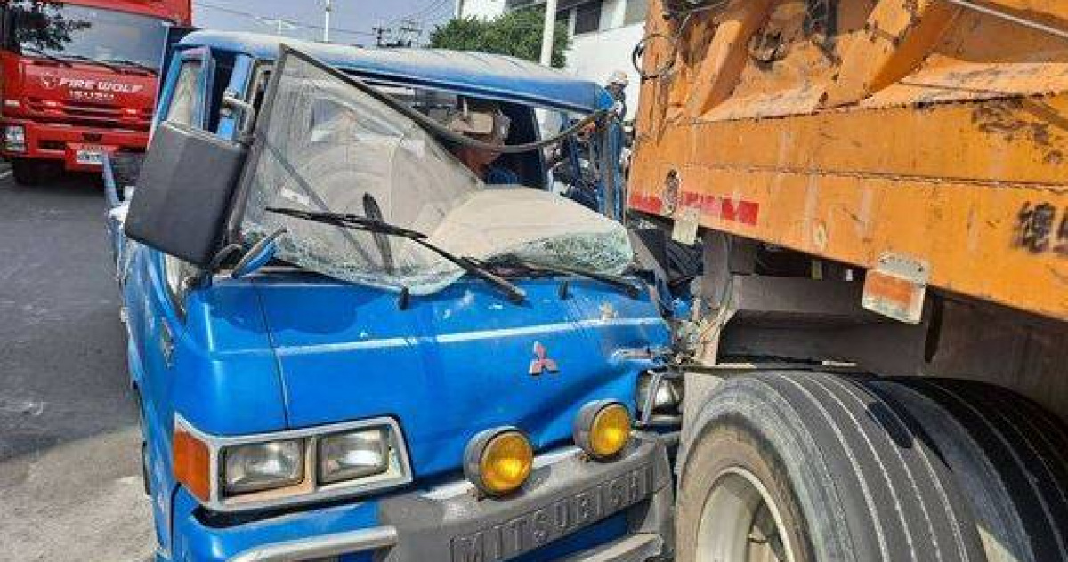 車頭凹陷慘況曝！高雄貨車「直插砂石車尾」 駕駛一度被困 | 社會 | CTWANT