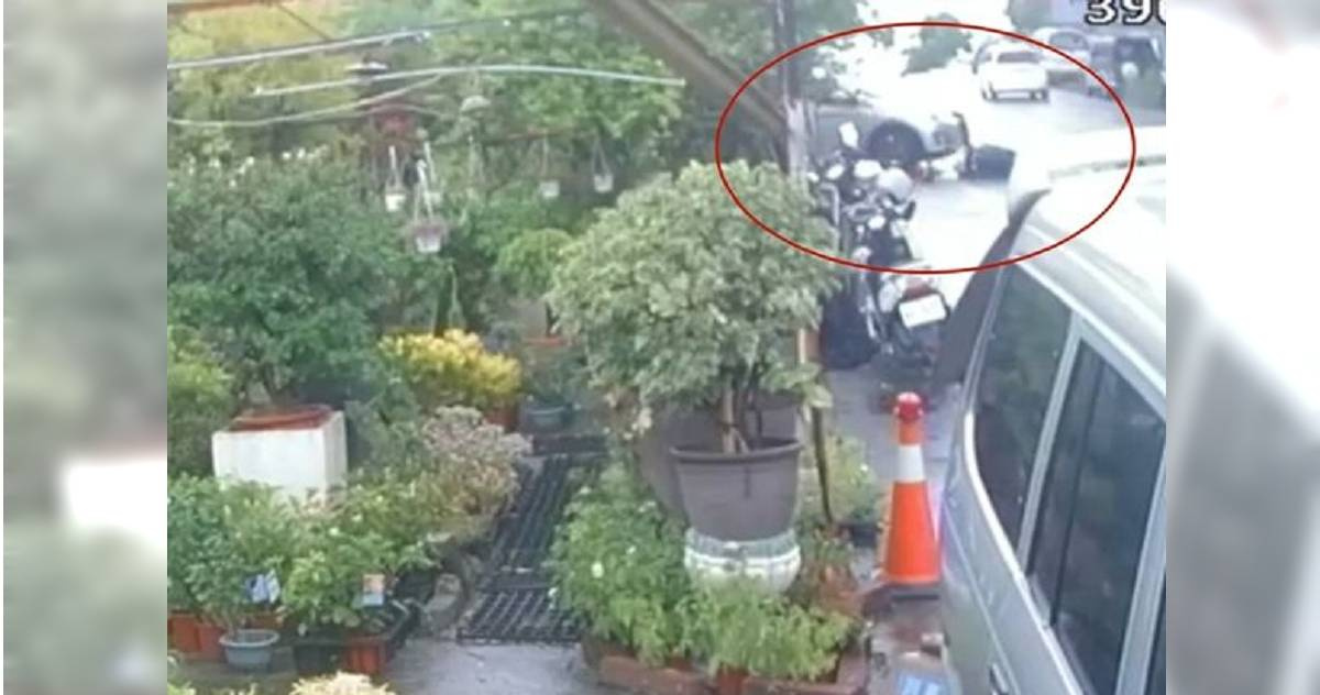 台南女騎士雨天自摔遭休旅車輾壓 驚悚車禍現場路人急攔車救人 | 社會 | CTWANT