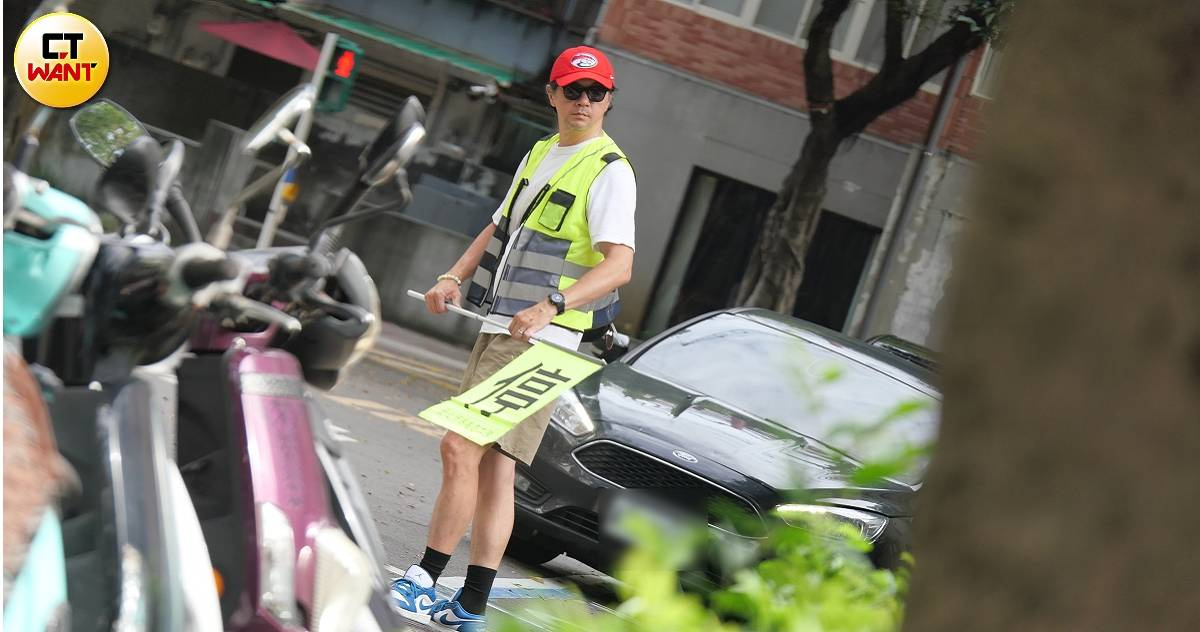 娛樂報報／全聯先生當導護爸爸 全神貫注守護孩子上學路 | 娛樂 | CTWANT