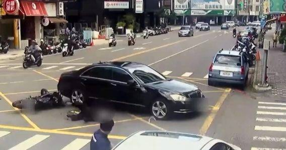 高雄無號誌路口機車狂撞賓士 騎士噴飛零件散落滿地 | 社會 | CTWANT