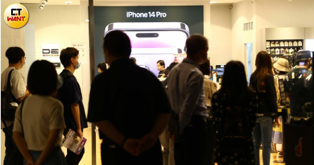 iPhone14出貨太快又掉價 黃牛慌了擺地攤降價求售 | 國際 | CTWANT