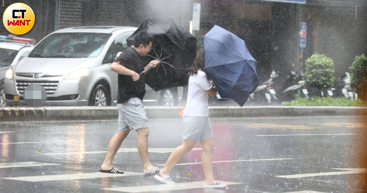 快訊／強颱康芮離家門僅50公里 估下午登陸 | 生活 | CTWANT