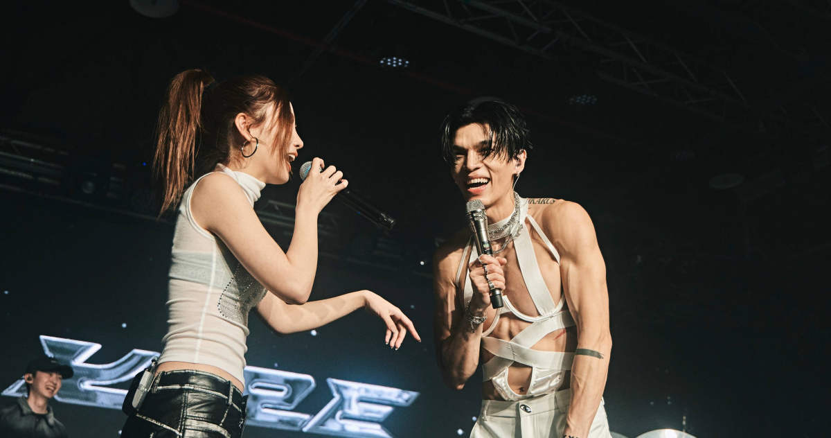 KIRE開唱穿緊身戰袍大秀冰塊肌 躺在粉絲身上要她「盡管摸」 | 娛樂 | CTWANT