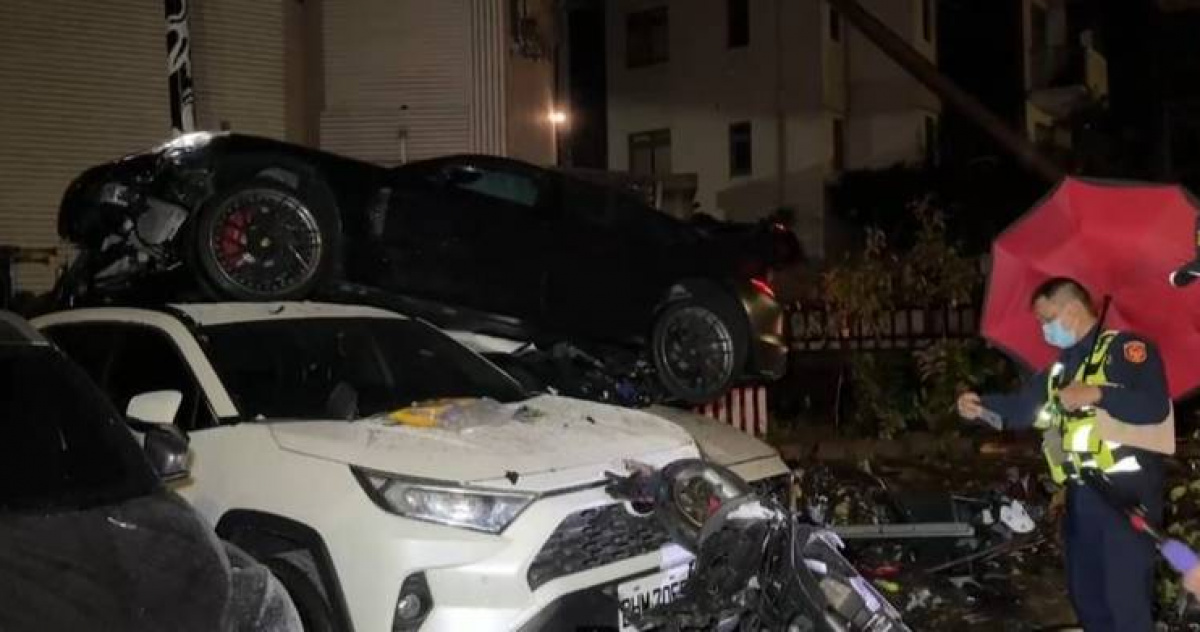 台中保時捷自撞波及14車 汽車疊疊樂？2男落跑警追查中 | 社會 | CTWANT
