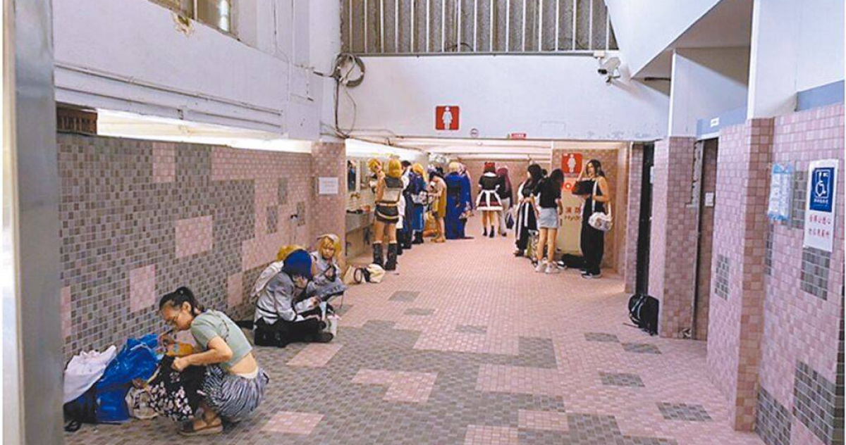 花博設施配套不足 Coser 只能克難坐廁所地板化妝 | 社會 | CTWANT