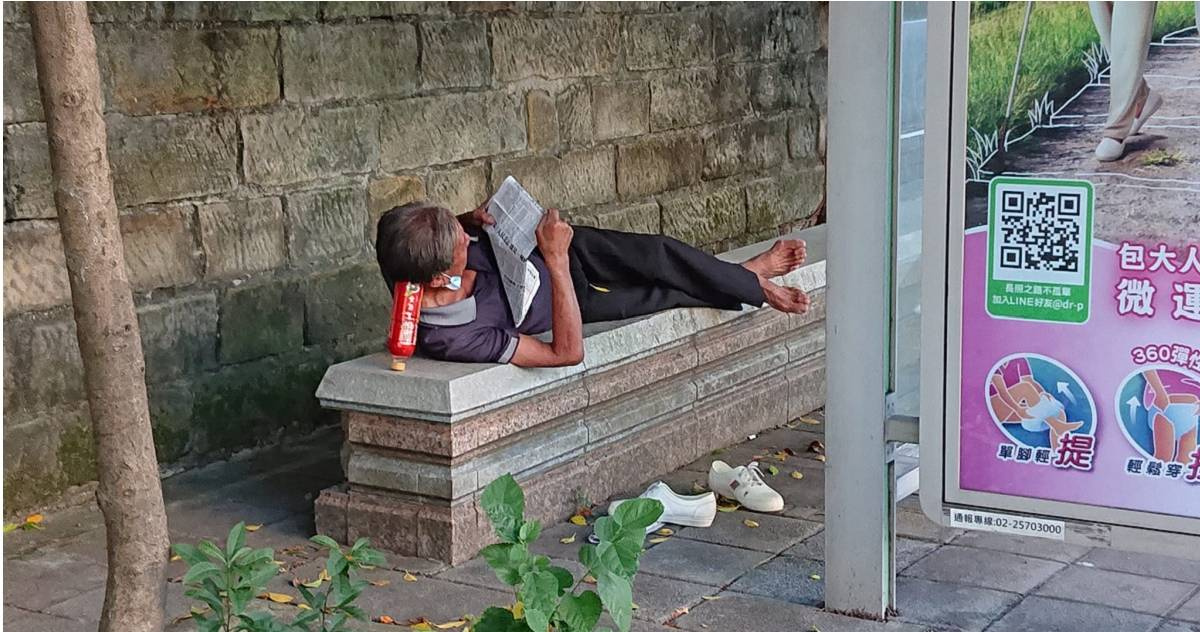阿伯「寶特瓶」撐頭側躺看報 網驚嘆：隱世高手 | 生活 | CTWANT