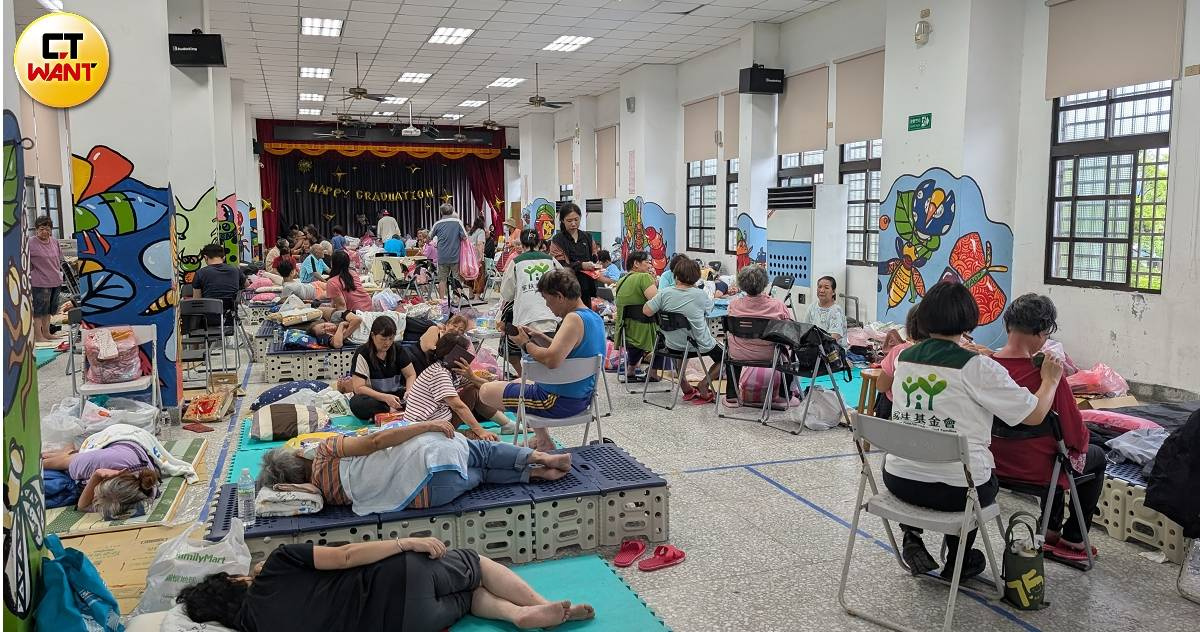 光復市區遭黑泥吞沒！600災民湧大進國小 現在最缺洗澡車 | 社會 | CTWANT
