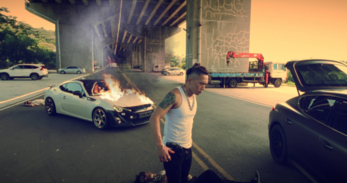 周靄宏2秒噴10萬台幣 「大黃蜂飛車」MV畫面流出 | 娛樂 | CTWANT