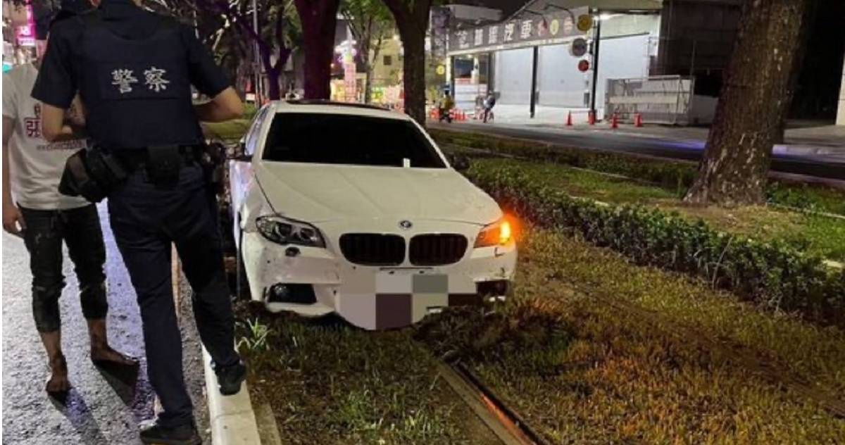 高雄男駕車恍神誤闖輕軌！停駛43分鐘 BMW「開上去」受困畫面曝 | 社會 | CTWANT