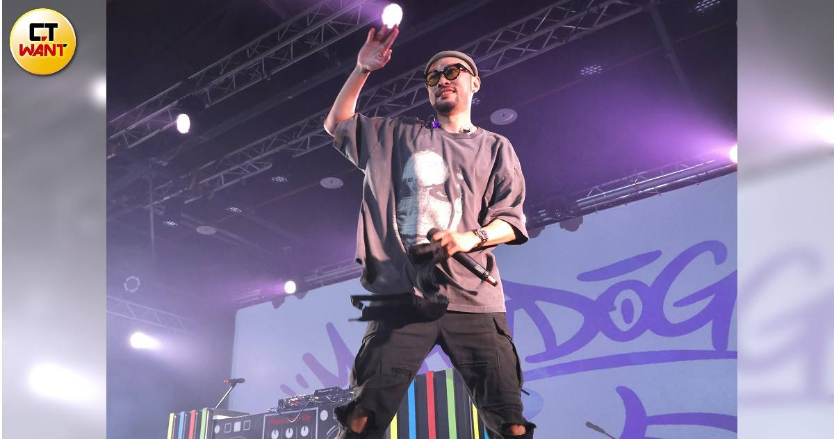 金曲35／MC HotDog熱狗被男粉強抱 隔17年奪獎「上天眷顧的男子」 | 娛樂 | CTWANT