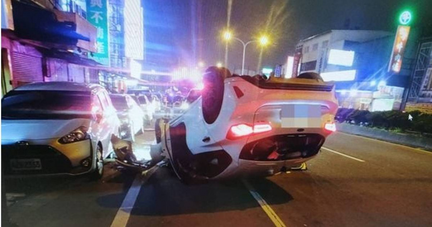 驚悚！台中男右側超車閃避不及 翻覆滑行160公尺撞車 | 社會 | CTWANT
