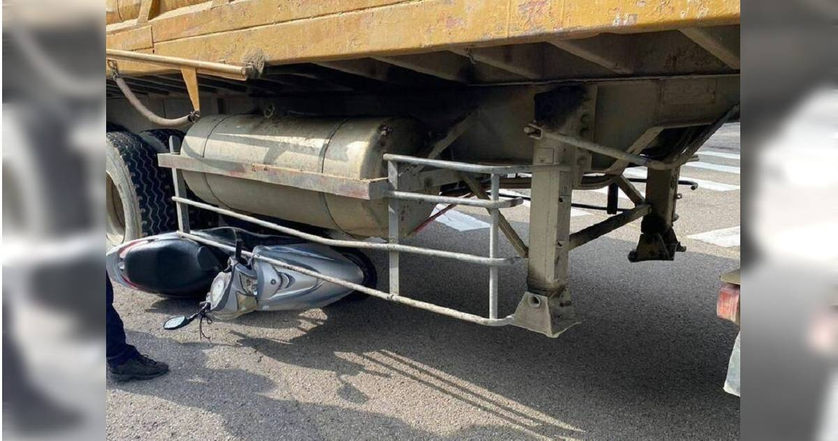 驚險一瞬間！苗栗聯結車轉彎撞倒機車 女騎士幸運躲過一劫僅輕傷 | 社會 | CTWANT