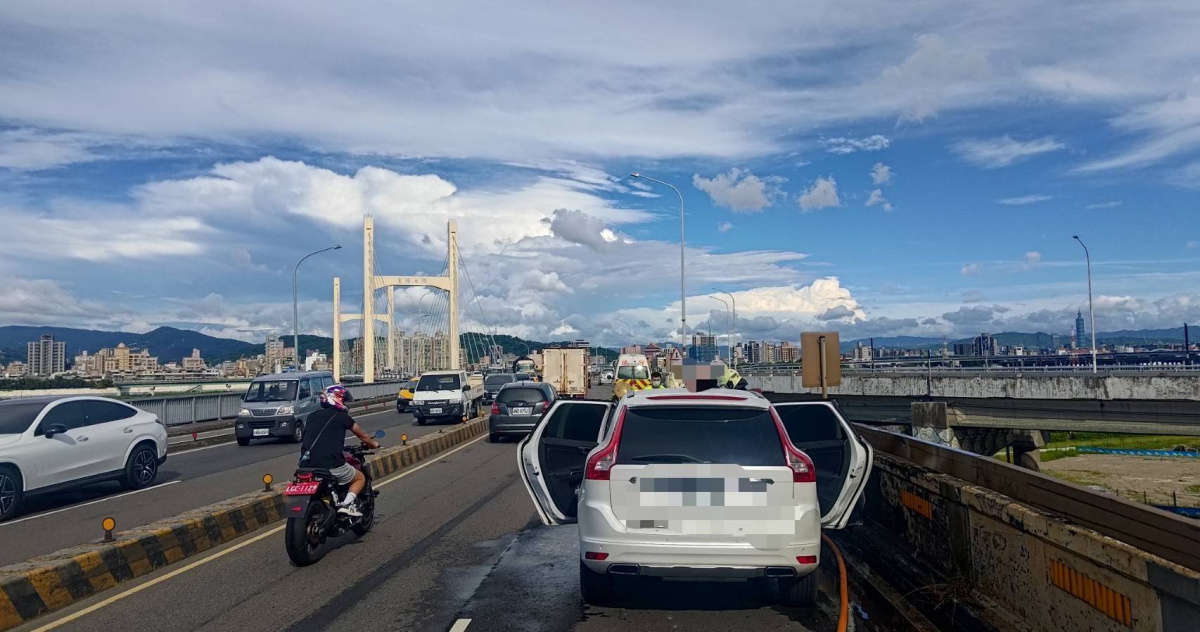 快訊／重陽橋火燒車！ Volvo 引擎起火畫面曝 | 社會 | CTWANT